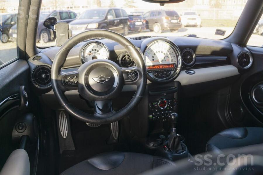 Black MINI Cooper 2011 in Riga, with an engine capacity of 1.60 L and mileage of 236 thousand km for 7990 €, photo 9 on AUTOMOTO.COM.LV