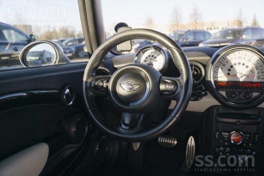 Black MINI Cooper 2011 in Riga, with an engine capacity of 1.60 L and mileage of 236 thousand km for 7990 €, photo 16 on AUTOMOTO.COM.LV