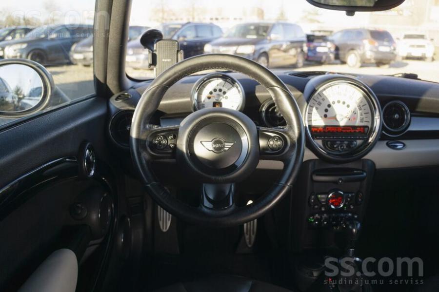 Black MINI Cooper 2011 in Riga, with an engine capacity of 1.60 L and mileage of 236 thousand km for 7990 €, photo 19 on AUTOMOTO.COM.LV