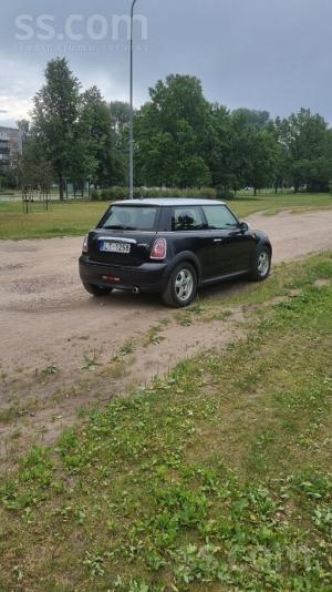 Black MINI Cooper 2011 in Riga, with an engine capacity of 1.60 L and mileage of 173 thousand km for 3600 €, photo 5 on AUTOMOTO.COM.LV