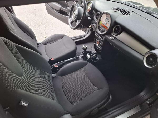 Black MINI Cooper 2011 in Alytus, with an engine capacity of 1.60 L and mileage of 242 thousand km for 3200 €, photo 6 on AUTOMOTO.COM.LV