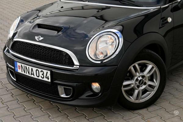 Black MINI Cooper 2012 in Kretinga, with an engine capacity of 1.56 L and mileage of 208 thousand km for 3999 €, photo 4 on AUTOMOTO.COM.LV