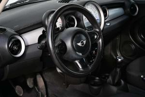 Black MINI Cooper 2012 in Kretinga, with an engine capacity of 1.56 L and mileage of 208 thousand km for 3999 €, photo 13 on AUTOMOTO.COM.LV