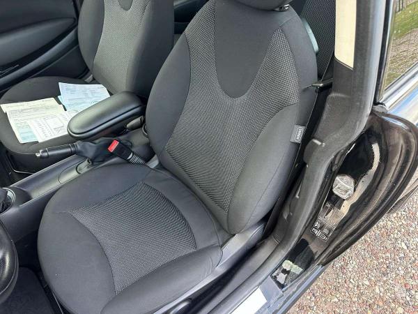 Black MINI Cooper 2012 in Jurbarkas, with an engine capacity of 1.60 L and mileage of 200 thousand km for 3450 €, photo 11 on AUTOMOTO.COM.LV