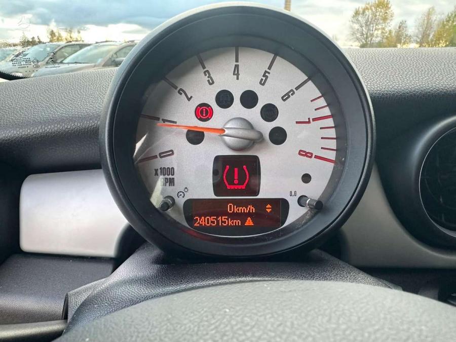 Black MINI Cooper 2012 in Jurbarkas, with an engine capacity of 1.60 L and mileage of 200 thousand km for 3450 €, photo 13 on AUTOMOTO.COM.LV