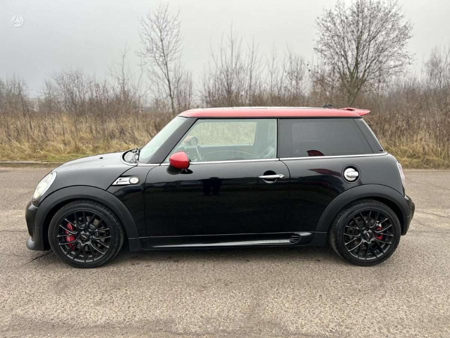 Black MINI Cooper 2013 in Panevezys, with an engine capacity of 1.60 L and mileage of 170 thousand km for 7800 €, photo 4 on AUTOMOTO.COM.LV
