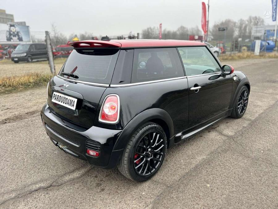 Black MINI Cooper 2013 in Panevezys, with an engine capacity of 1.60 L and mileage of 170 thousand km for 7800 €, photo 8 on AUTOMOTO.COM.LV