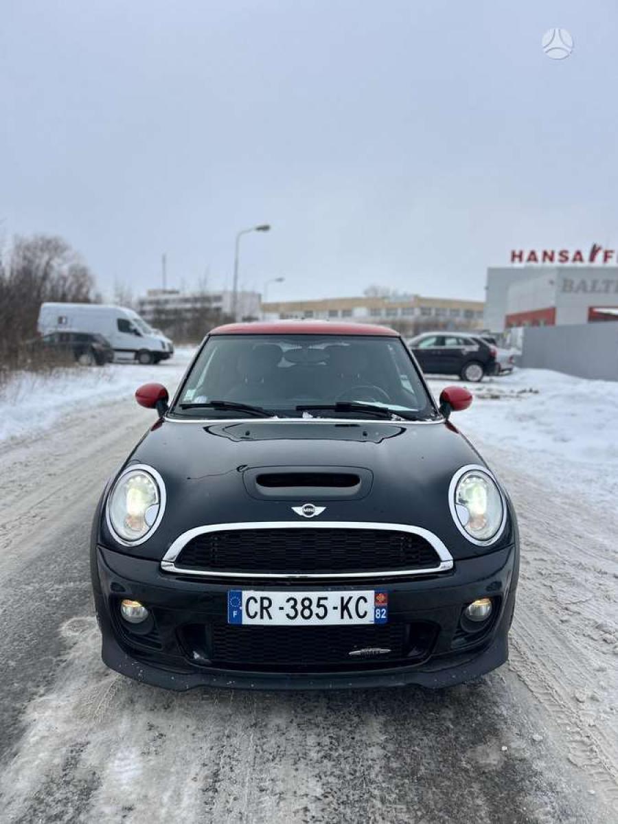 Black MINI Cooper 2013 in Panevezys, with an engine capacity of 1.60 L and mileage of 170 thousand km for 7700 €, photo 2 on AUTOMOTO.COM.LV