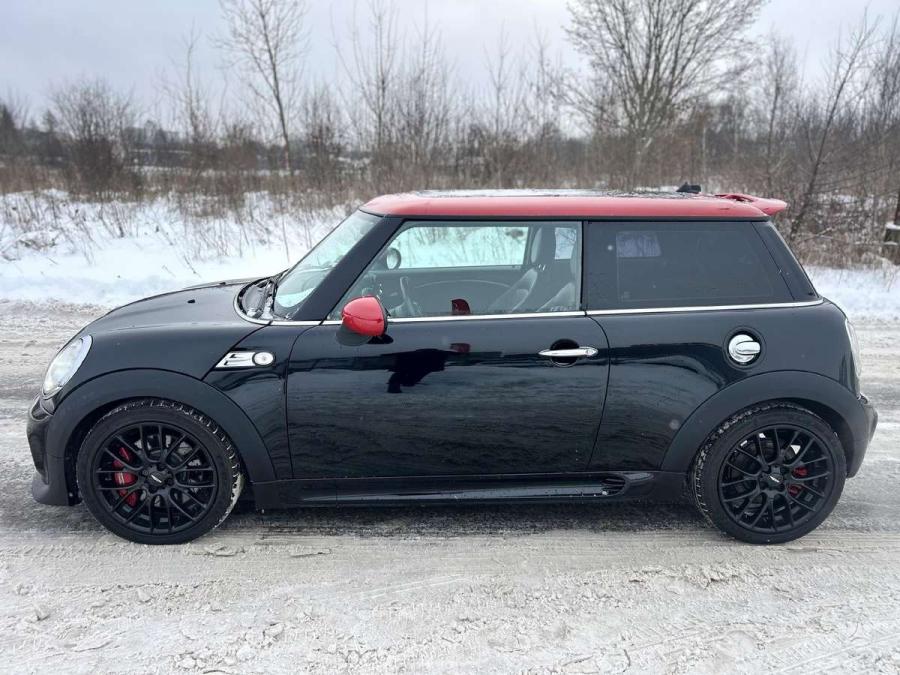 Black MINI Cooper 2013 in Panevezys, with an engine capacity of 1.60 L and mileage of 170 thousand km for 7700 €, photo 5 on AUTOMOTO.COM.LV