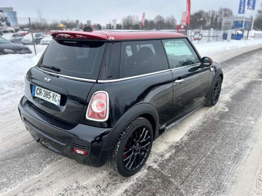 Black MINI Cooper 2013 in Panevezys, with an engine capacity of 1.60 L and mileage of 170 thousand km for 7700 €, photo 8 on AUTOMOTO.COM.LV