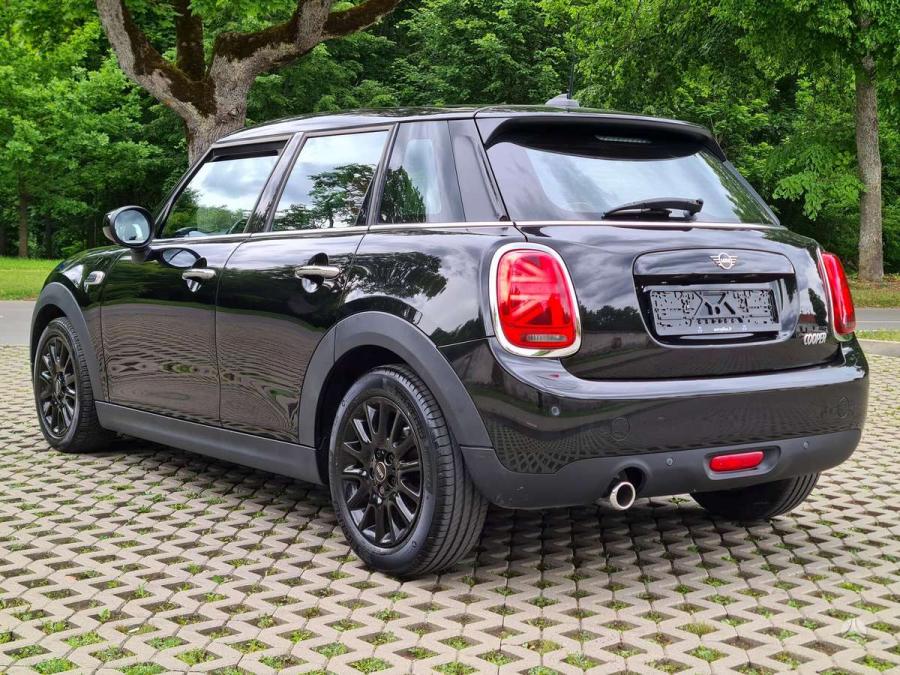 Black MINI Cooper 2020 in Kaunas, with an engine capacity of 1.50 L and mileage of 219 thousand km for 8800 €, photo 6 on AUTOMOTO.COM.LV