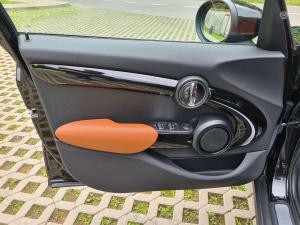 Black MINI Cooper 2020 in Kaunas, with an engine capacity of 1.50 L and mileage of 219 thousand km for 8800 €, photo 21 on AUTOMOTO.COM.LV