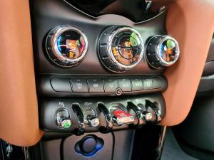 Black MINI Cooper 2020 in Kaunas, with an engine capacity of 1.50 L and mileage of 219 thousand km for 8800 €, photo 40 on AUTOMOTO.COM.LV