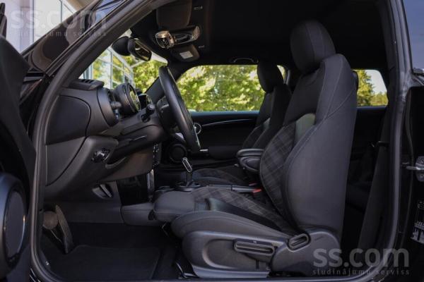 Black MINI Cooper 2020 in Riga, with an engine capacity of 1.50 L and mileage of 105 thousand km for 11995 €, photo 10 on AUTOMOTO.COM.LV