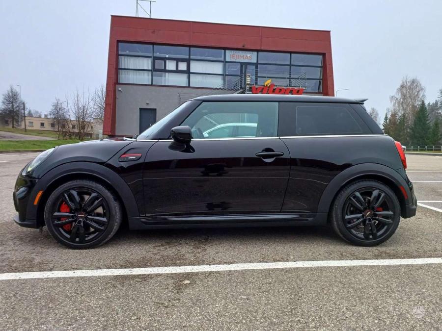 Black MINI Cooper 2022 in Utena, with an engine capacity of 2.00 L and mileage of 89 thousand km for 18900 €, photo 8 on AUTOMOTO.COM.LV