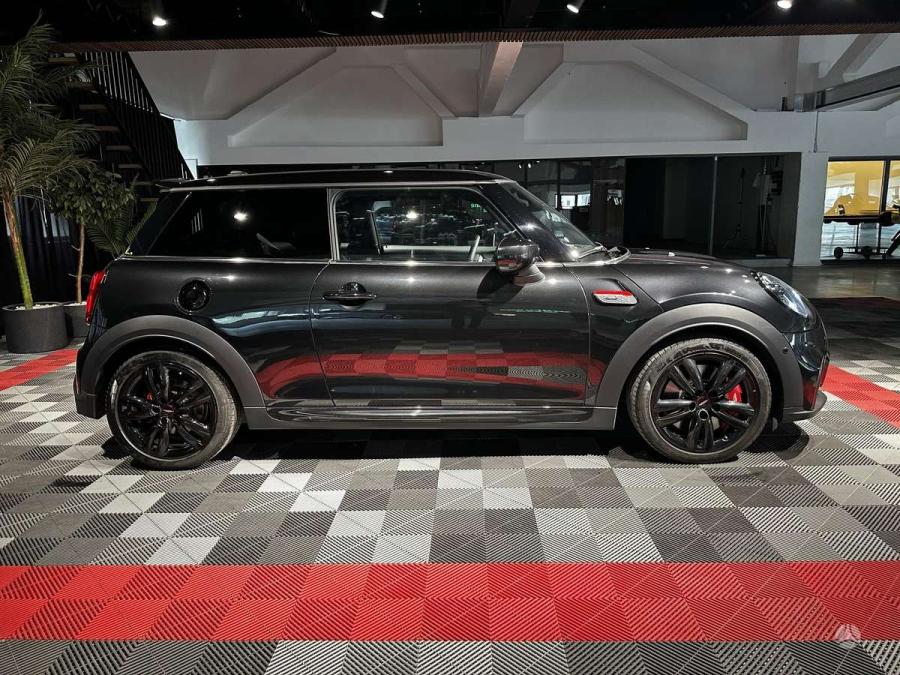 Black MINI Cooper 2023 in Vilnius, with an engine capacity of 2.00 L and mileage of 36 thousand km for 39500 €, photo 5 on AUTOMOTO.COM.LV