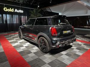 Black MINI Cooper 2023 in Vilnius, with an engine capacity of 2.00 L and mileage of 36 thousand km for 39500 €, photo 7 on AUTOMOTO.COM.LV