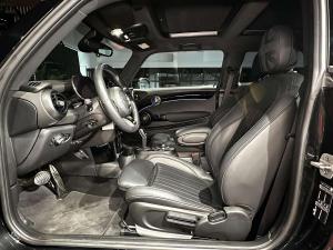 Black MINI Cooper 2023 in Vilnius, with an engine capacity of 2.00 L and mileage of 36 thousand km for 39500 €, photo 10 on AUTOMOTO.COM.LV