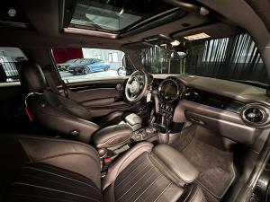 Black MINI Cooper 2023 in Vilnius, with an engine capacity of 2.00 L and mileage of 36 thousand km for 39500 €, photo 18 on AUTOMOTO.COM.LV