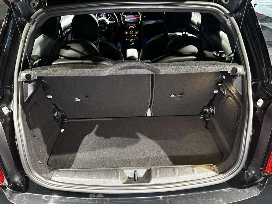Black MINI Cooper 2023 in Vilnius, with an engine capacity of 2.00 L and mileage of 36 thousand km for 39500 €, photo 47 on AUTOMOTO.COM.LV