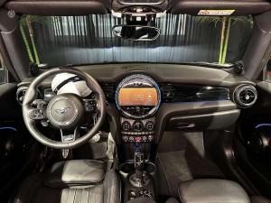 Black MINI Cooper 2023 in Vilnius, with an engine capacity of 2.00 L and mileage of 36 thousand km for 39500 €, photo 54 on AUTOMOTO.COM.LV