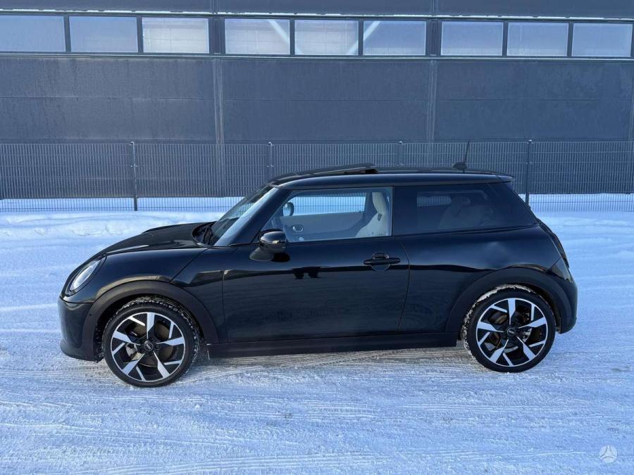 Melns MINI Cooper 2025 Kauņa, ar dzinēja tilpumu 1.50 L un nobraukumu 10 tūkst. km par 16700 €, foto 1 vietnē AUTOMOTO.COM.LV