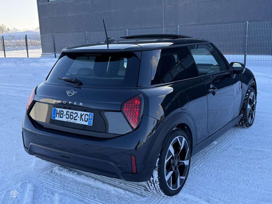 Melns MINI Cooper 2025 Kauņa, ar dzinēja tilpumu 1.50 L un nobraukumu 10 tūkst. km par 16700 €, foto 3 vietnē AUTOMOTO.COM.LV