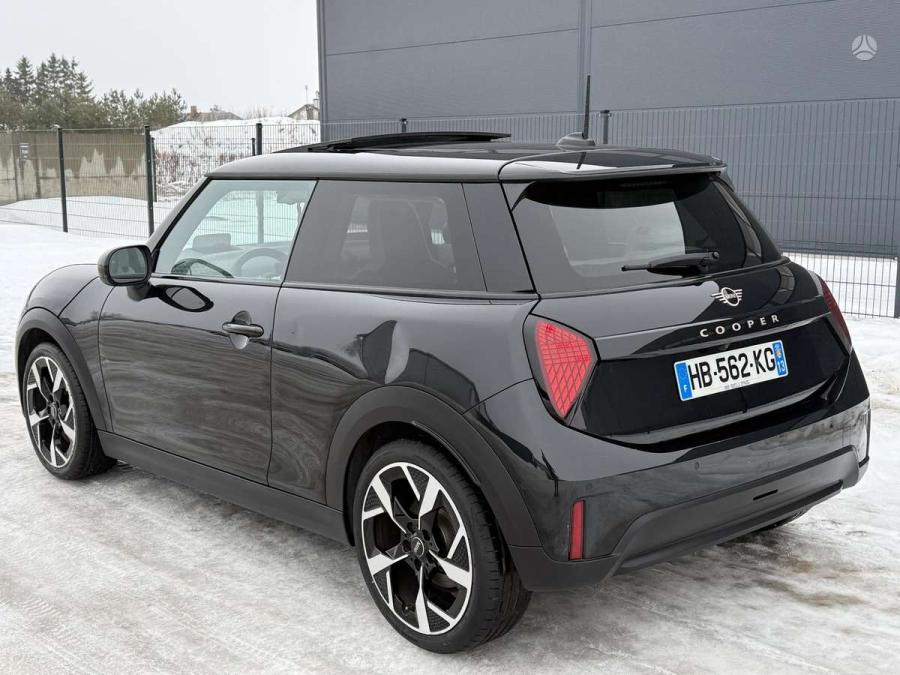 Black MINI Cooper 2025 in Kaunas, with an engine capacity of 1.50 L and mileage of 10 thousand km for 16200 €, photo 3 on AUTOMOTO.COM.LV