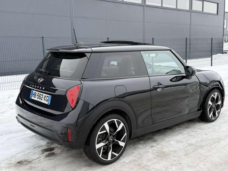 Black MINI Cooper 2025 in Kaunas, with an engine capacity of 1.50 L and mileage of 10 thousand km for 16200 €, photo 7 on AUTOMOTO.COM.LV