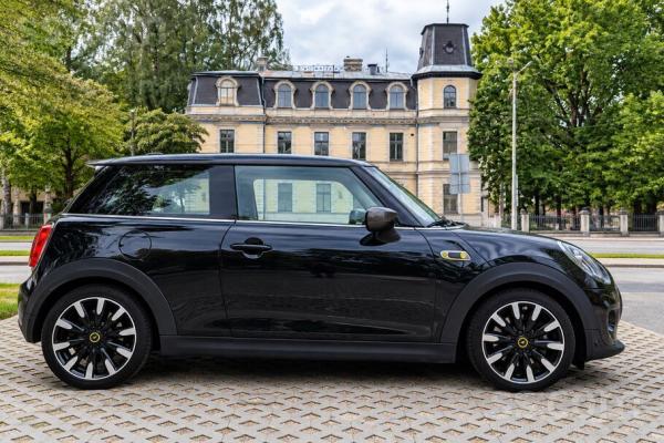 MINI Cooper 2019 in Riga on AUTOMOTO.COM.LV Blue MINI Cooper 2019 in Riga, with an engine capacity of 1.50 L and mileage of 54 thousand km for 12500 €, photo 4 on AUTOMOTO.COM.LV