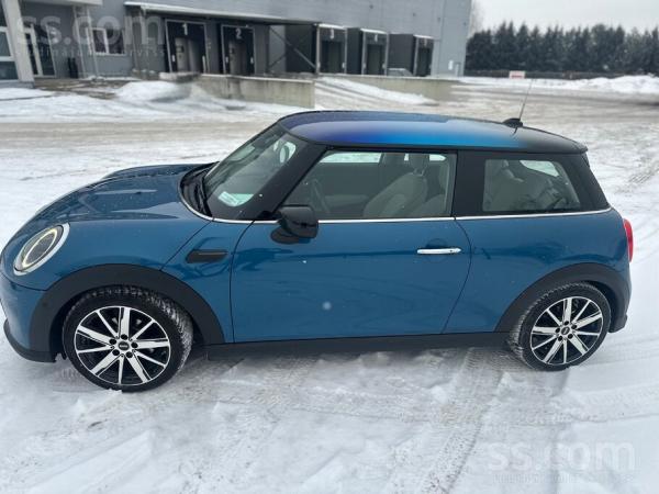 Blue MINI Cooper 2022 in Riga, with an engine capacity of 1.50 L and mileage of 88 thousand km for 16500 €, photo 1 on AUTOMOTO.COM.LV