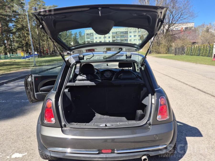 Brown MINI Cooper 2005 in Riga, with an engine capacity of 1.60 L and mileage of 224 thousand km for 2150 €, photo 19 on AUTOMOTO.COM.LV