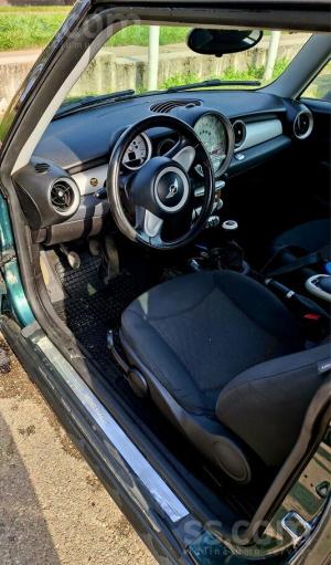 Green MINI Cooper 2008 in Daugavpils, with an engine capacity of 1.60 L and mileage of 305 thousand km for 3300 €, photo 6 on AUTOMOTO.COM.LV