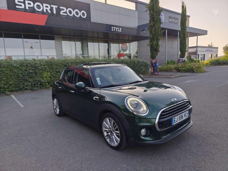 Green MINI Cooper 2017 in Kaunas, with an engine capacity of 1.50 L and mileage of 140 thousand km for 8800 €, photo 3 on AUTOMOTO.COM.LV