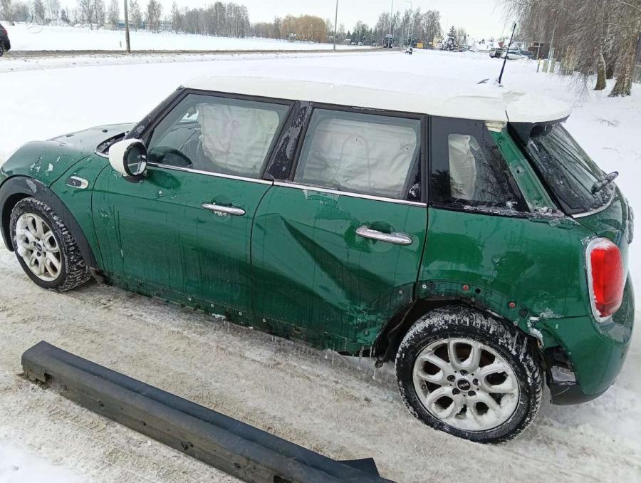 Green MINI Cooper 2020 in Marijampole, with an engine capacity of 1.50 L and mileage of 155 thousand km for 8000 €, photo 9 on AUTOMOTO.COM.LV
