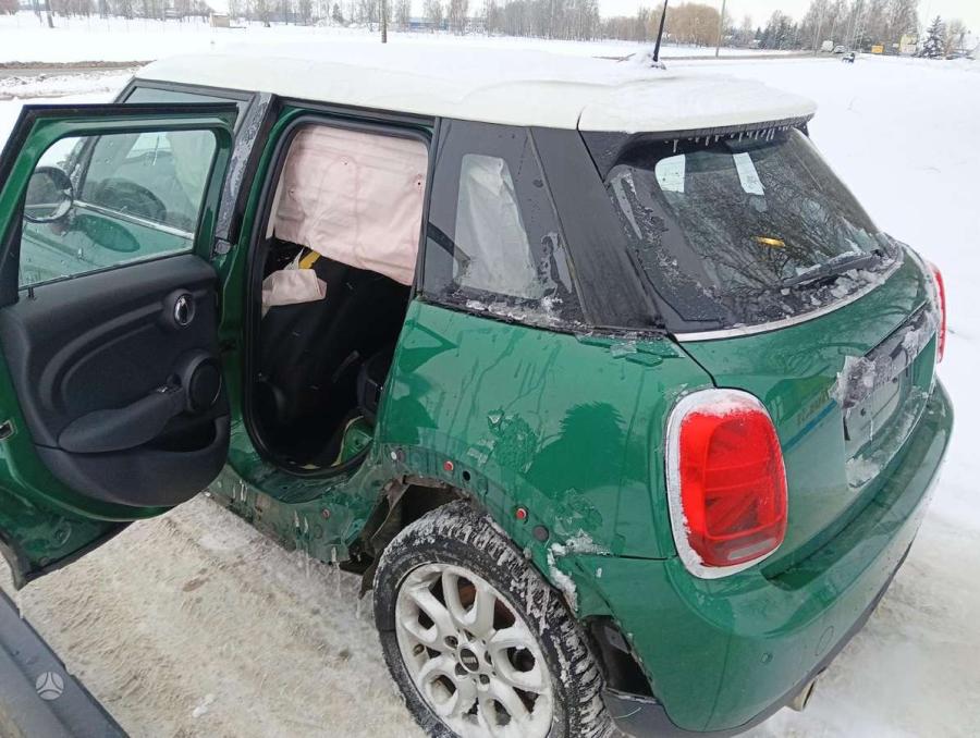 Green MINI Cooper 2020 in Marijampole, with an engine capacity of 1.50 L and mileage of 155 thousand km for 8000 €, photo 12 on AUTOMOTO.COM.LV