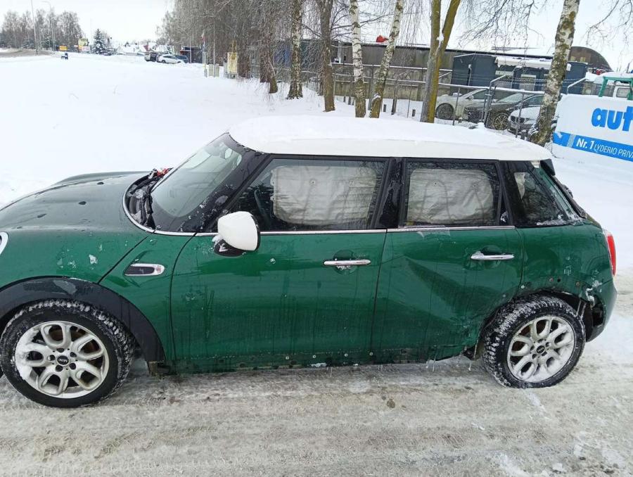 Green MINI Cooper 2020 in Marijampole, with an engine capacity of 1.50 L and mileage of 155 thousand km for 8000 €, photo 13 on AUTOMOTO.COM.LV