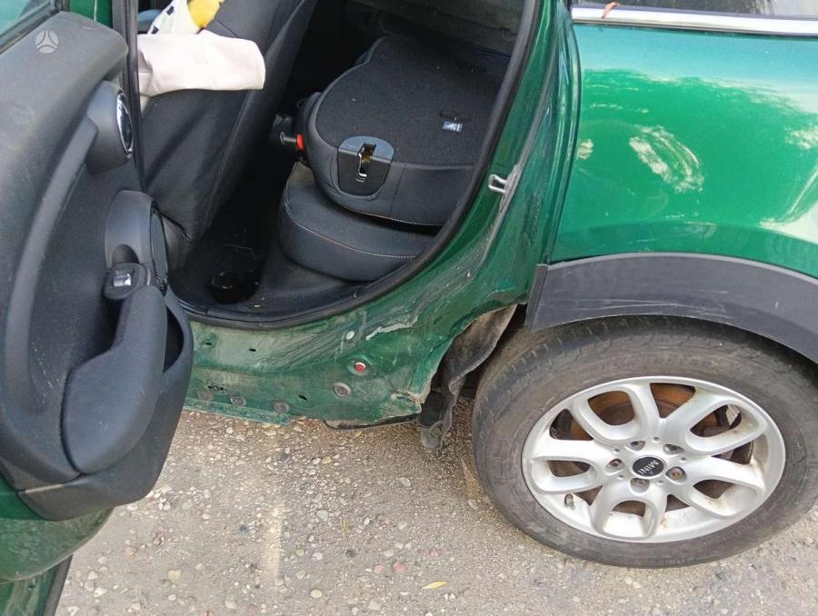 Green MINI Cooper 2020 in Marijampole, with an engine capacity of 1.50 L and mileage of 155 thousand km for 7000 €, photo 7 on AUTOMOTO.COM.LV