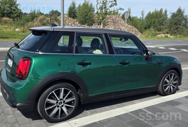 Green MINI Cooper 2021 in Riga, with an engine capacity of 1.50 L and mileage of 47 thousand km for 18750 €, photo 3 on AUTOMOTO.COM.LV
