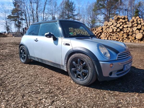 Grey MINI Cooper 2007 in Valmiera, with an engine capacity of 1.60 L and mileage of 158 thousand km for 1900 €, photo 4 on AUTOMOTO.COM.LV