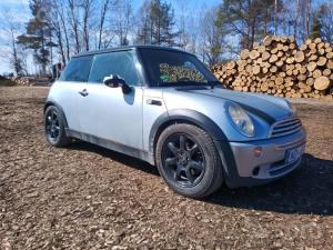 Grey MINI Cooper 2007 in Valmiera, with an engine capacity of 1.60 L and mileage of 158 thousand km for 1900 €, photo 5 on AUTOMOTO.COM.LV