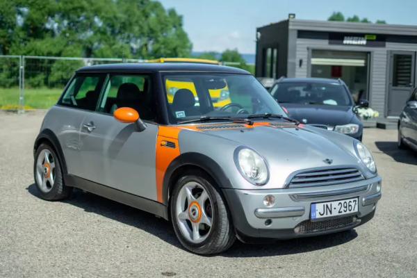 Pelēks MINI Cooper 2002 Liepāja, ar dzinēja tilpumu 1.60 L un nobraukumu 211 tūkst. km par 2650 €, foto 5 vietnē AUTOMOTO.COM.LV