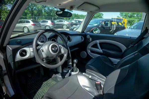 Pelēks MINI Cooper 2002 Liepāja, ar dzinēja tilpumu 1.60 L un nobraukumu 211 tūkst. km par 2650 €, foto 7 vietnē AUTOMOTO.COM.LV