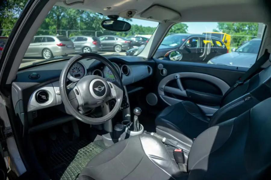 Pelēks MINI Cooper 2002 Liepāja, ar dzinēja tilpumu 1.60 L un nobraukumu 211 tūkst. km par 2650 €, foto 8 vietnē AUTOMOTO.COM.LV