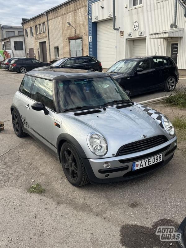 MINI Cooper 2003 in Radviliskis on AUTOMOTO.COM.LV Grey MINI Cooper 2003 in Radviliskis, with an engine capacity of 1.60 L and mileage of 252 thousand km for 1400 €, photo 4 on AUTOMOTO.COM.LV
