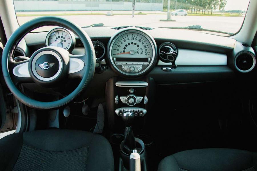 Grey MINI Cooper 2007 in Kaunas, with an engine capacity of 0.00 L and mileage of 260 thousand km for 2000 €, photo 3 on AUTOMOTO.COM.LV