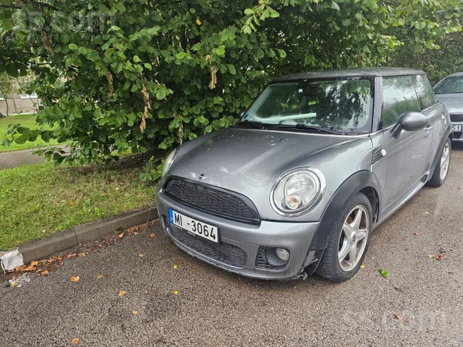 Grey MINI Cooper 2009 in Riga, with an engine capacity of 1.60 L and mileage of 200 thousand km for 1000 €, photo 1 on AUTOMOTO.COM.LV