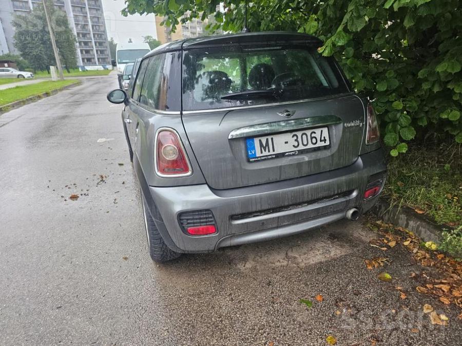 Grey MINI Cooper 2009 in Riga, with an engine capacity of 1.60 L and mileage of 200 thousand km for 1000 €, photo 4 on AUTOMOTO.COM.LV