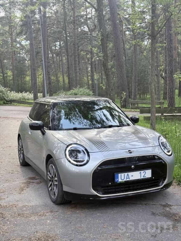 Pelēks MINI Cooper 2025 Rīga, ar dzinēja tilpumu 1.60 L un nobraukumu 5 tūkst. km par 30500 €, foto 1 vietnē AUTOMOTO.COM.LV