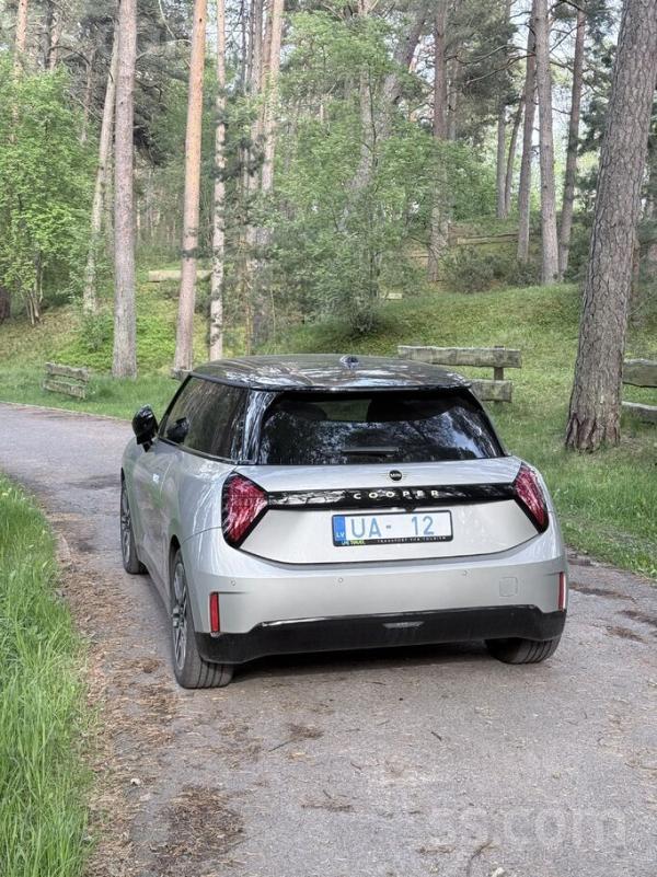 Pelēks MINI Cooper 2025 Rīga, ar dzinēja tilpumu 1.60 L un nobraukumu 5 tūkst. km par 30500 €, foto 3 vietnē AUTOMOTO.COM.LV